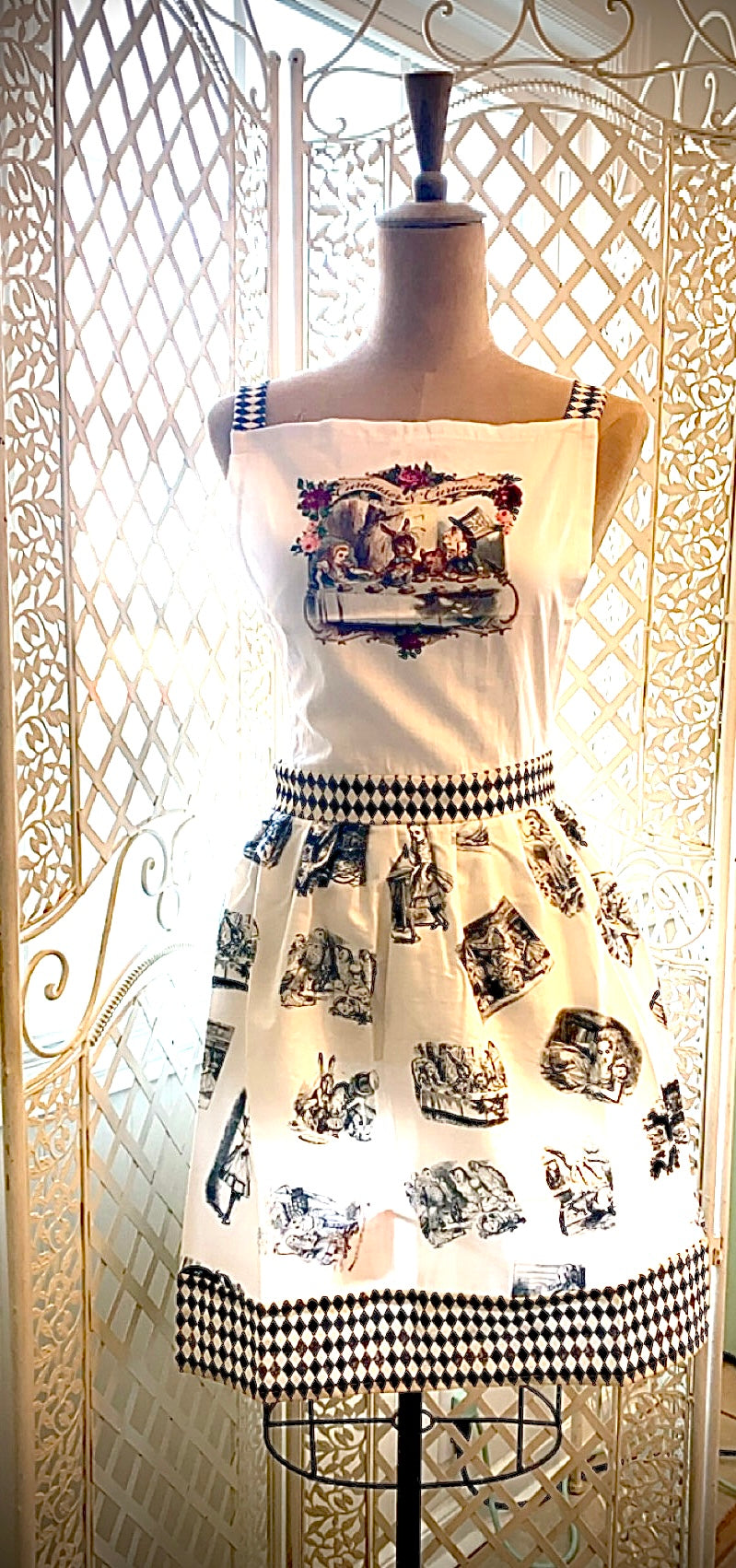 Alice in Wonderland Apron – Hopeless Romantic